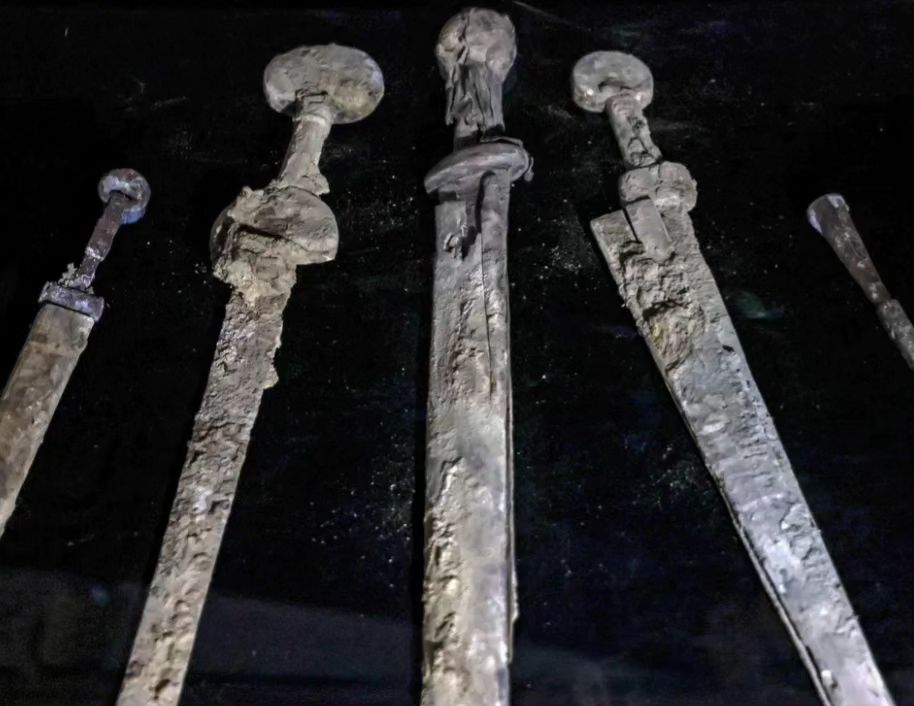 Ancient Roman Swords Discovered in Cave in Israel - Weird History Stories